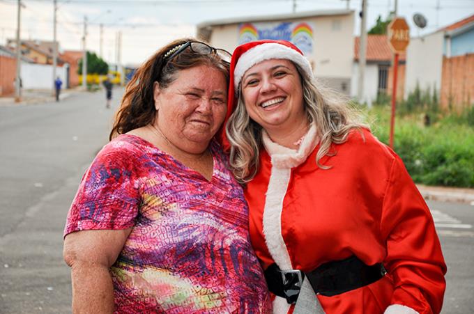 Universitários promovem ação de Natal em bairro carente - Unoeste