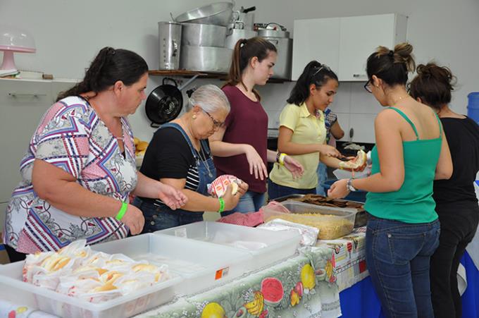 Universitários promovem ação de Natal em bairro carente - Unoeste